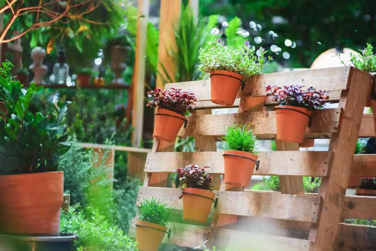 Pallet garden with pots | DIY Ideas